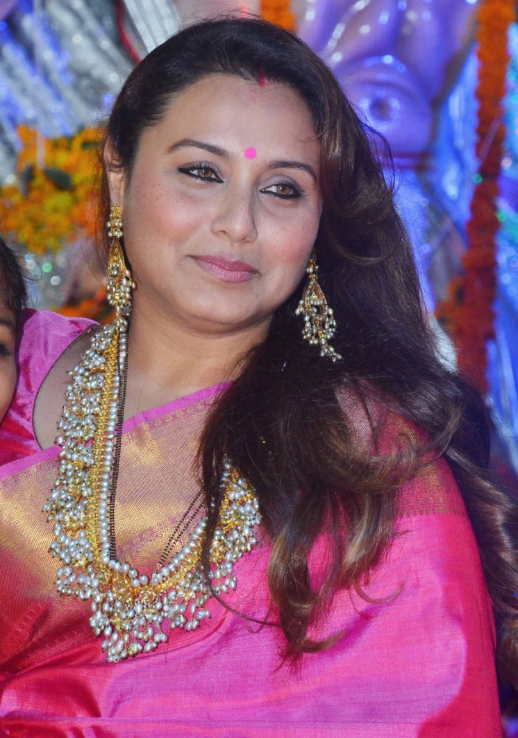Rani Mukerji Looks Elegant As She Makes A Rare Appearance For Durga ...