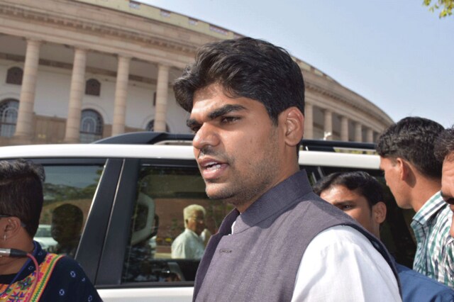 SP Lawmaker Throws Pieces of Paper at LS Speaker, Gets Away With ...