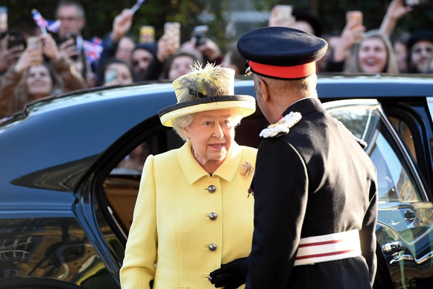 Queen Elizabeth II 'Nearly Shot' by Buckingham Palace Guardsman, Says ...