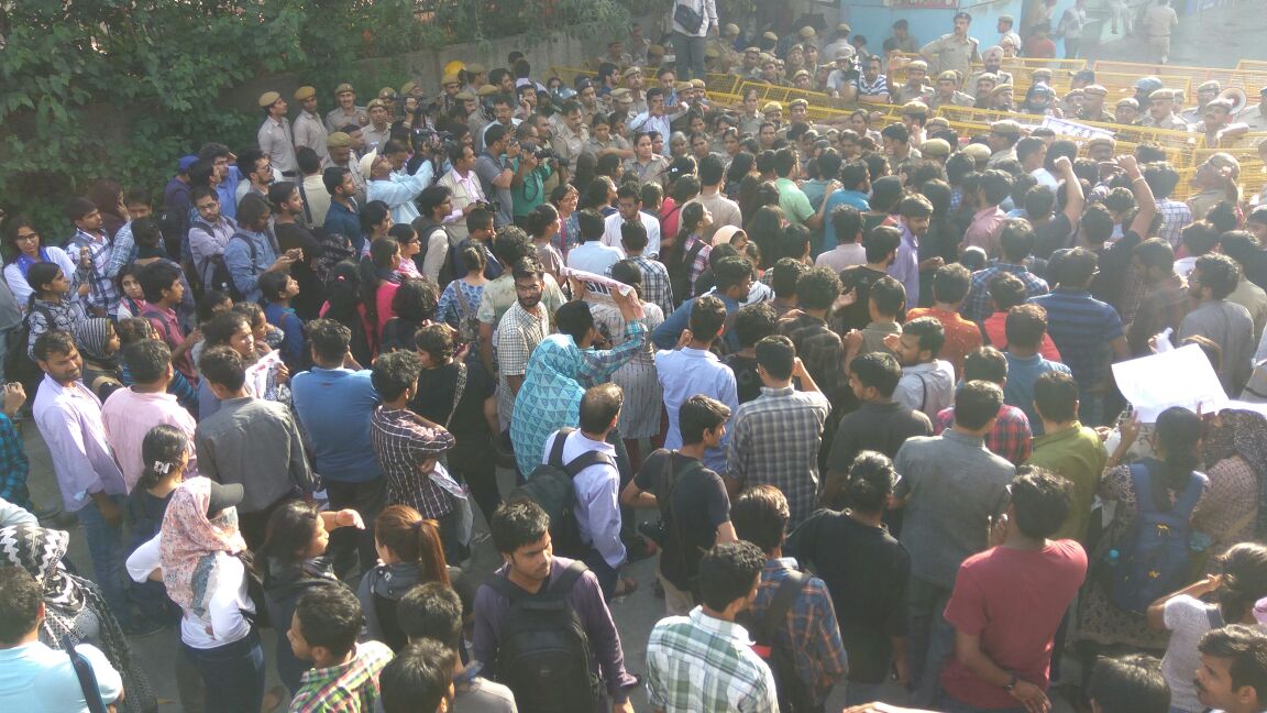 JNU Students Protest Seat Cut in Courses Outside UGC Office | India ...