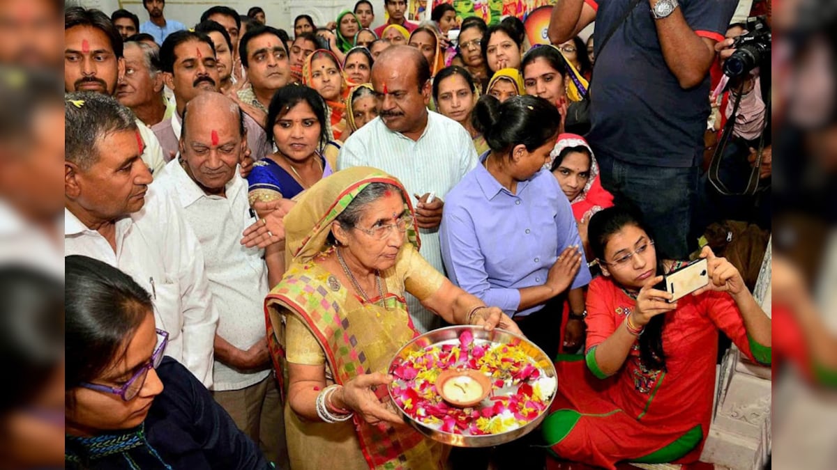 PM Narendra Modi's Wife Jashodaben Visits Temple in Hyderabad - News18