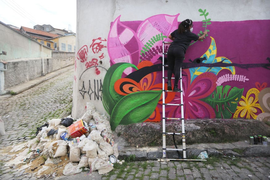 Street Artists create open air graffiti gallery in Rio's oldest favela ...