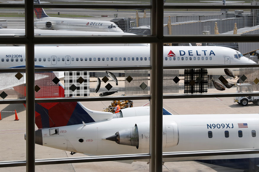 Delta Airlines Reports First Quarterly Loss in 8 Years, Warns of ...