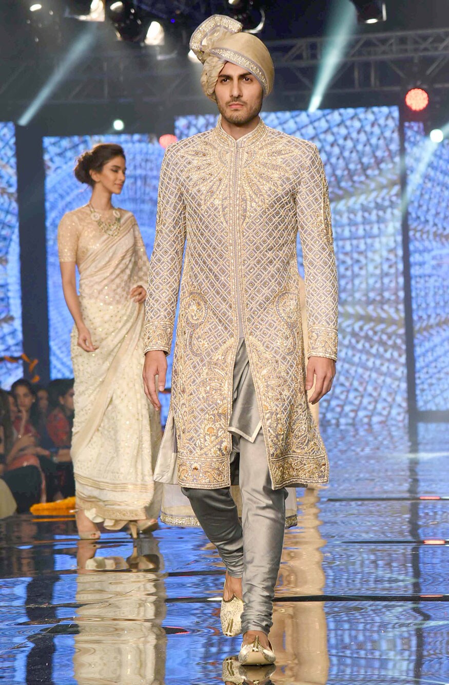 Sonam Kapoor, Sara Ali Khan, Disha Patani at fashion event in New Delhi ...