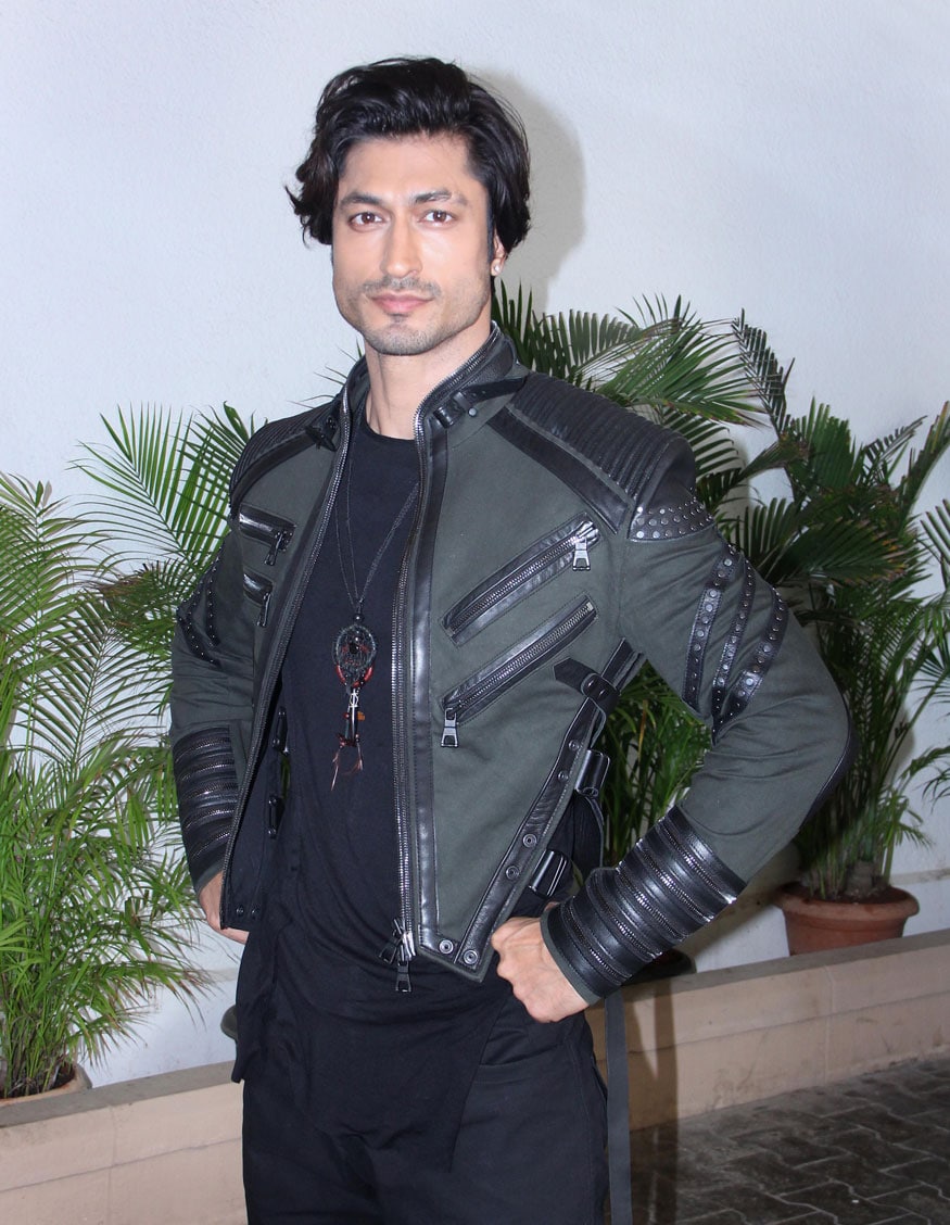 Star Spotting: Emraan Hashmi, Esha Gupta, Aamir Khan, Sonakshi Sinha ...