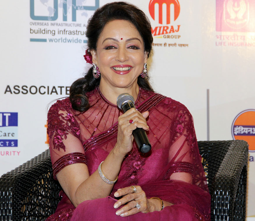 Star Spotting: Kangana Ranaut, Bipasha Basu, Arjun Rampal, Hema Malini ...