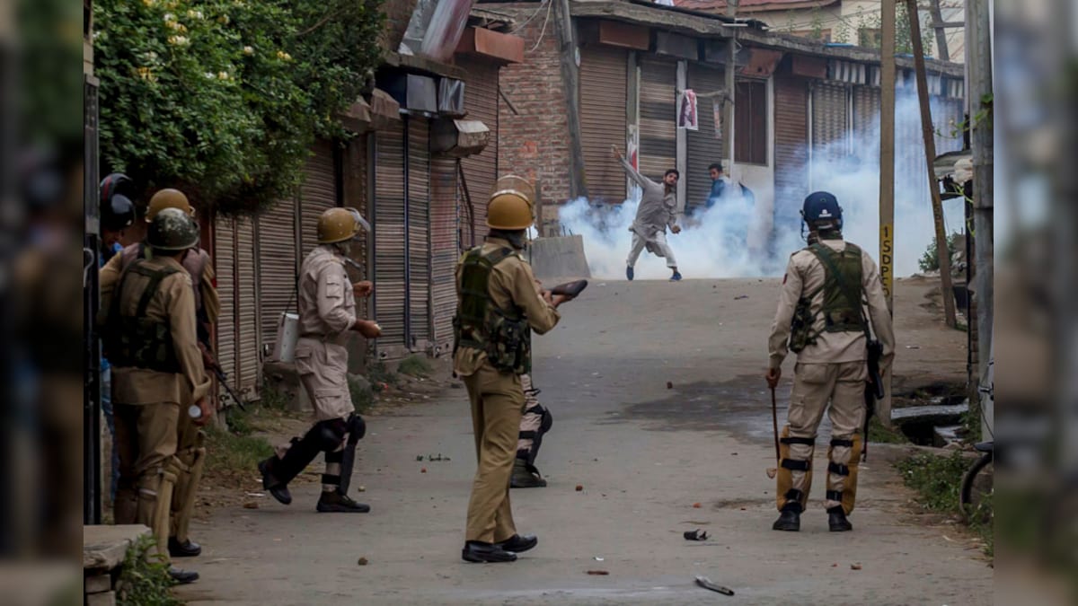 4 Injured as Security Forces Fire on Mob After 'Braid Chopping Incident'