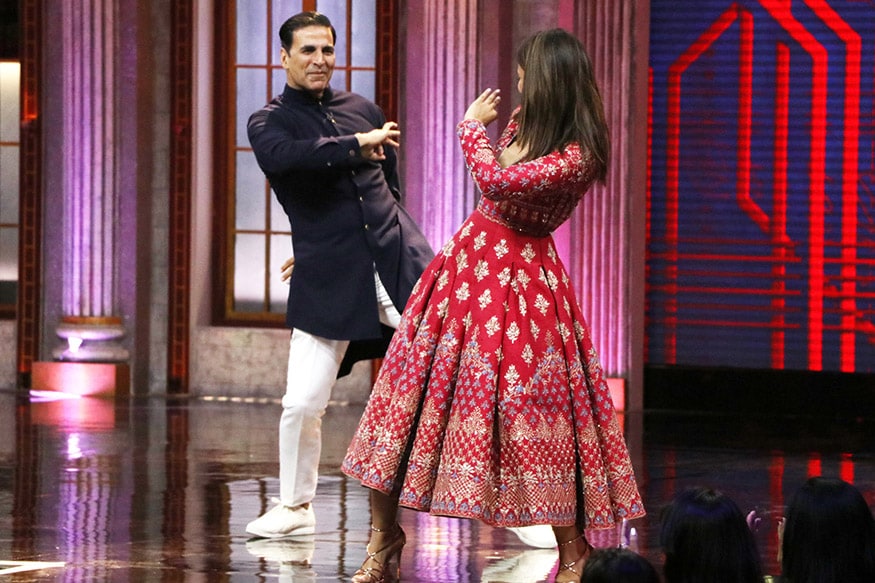 Akshay Kumar Shakes A Leg With Parineeti On The Great Indian Laughter ...
