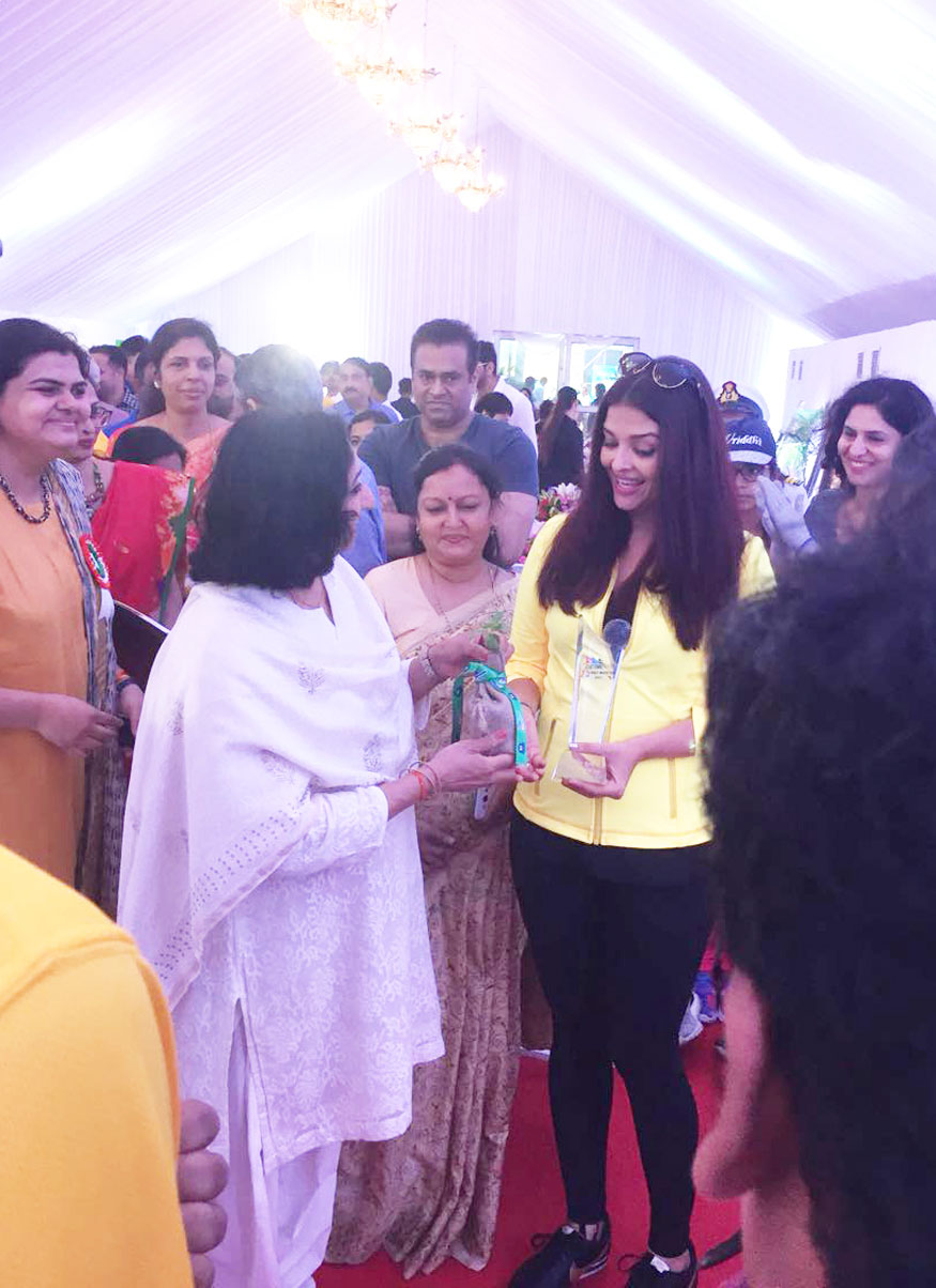 Aishwarya Rai Bachchan at Marathon Flag Off in Mumbai - News18