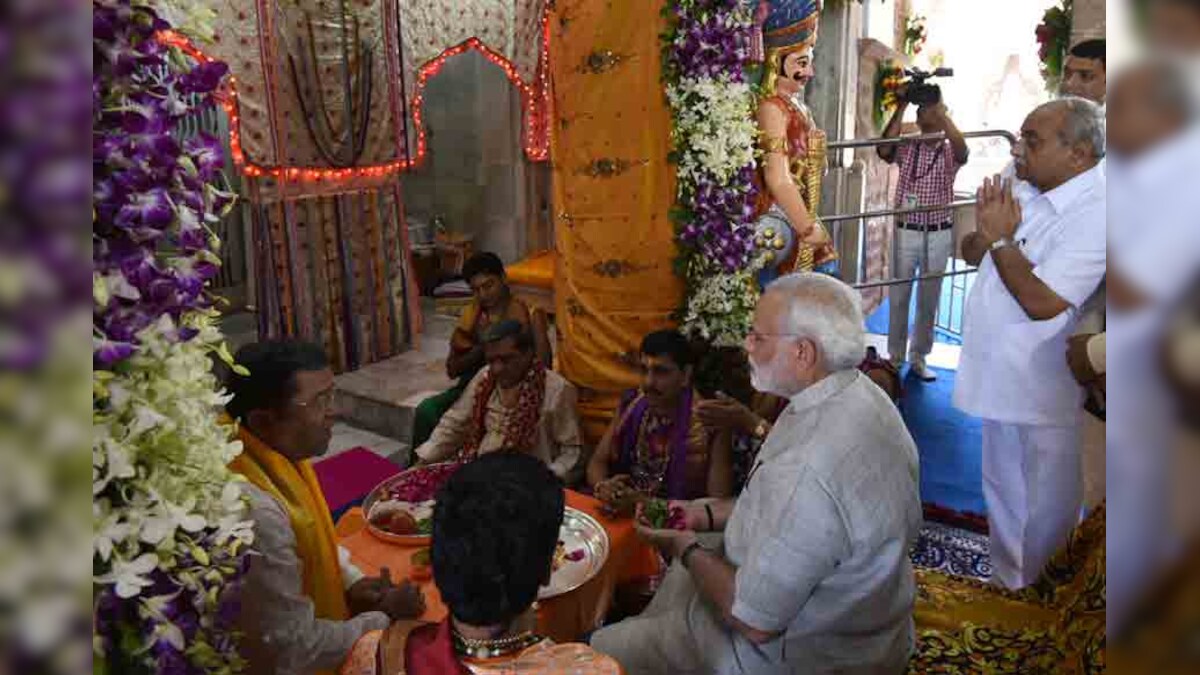 PM Narendra Modi Offers Prayers at Dwarkadhish Temple in Gujarat - News18