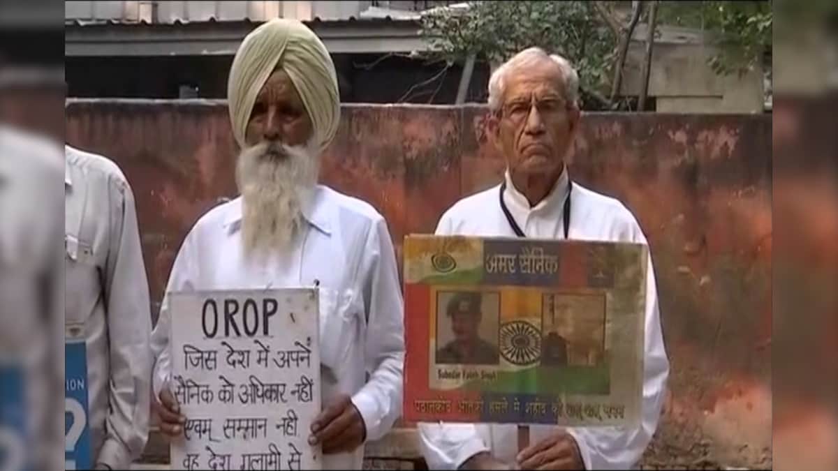 Army Veterans Protesting for OROP Forcibly Evicted from Jantar Mantar ...