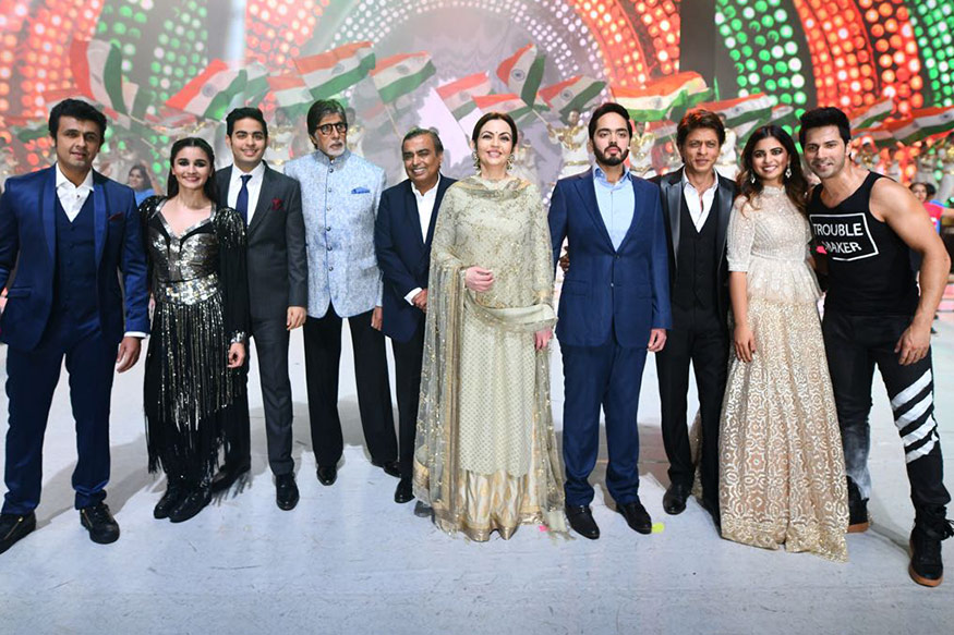 Reliance Family Day: A Dazzling 'Kal, Aaj Aur Kal' Show - News18