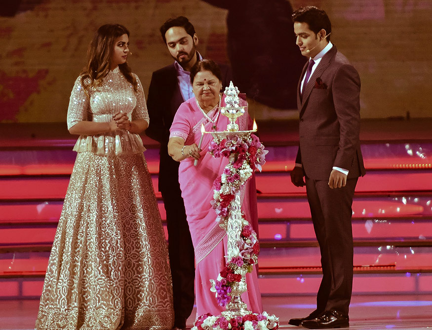 Reliance Family Day: A Dazzling 'Kal, Aaj Aur Kal' Show - News18