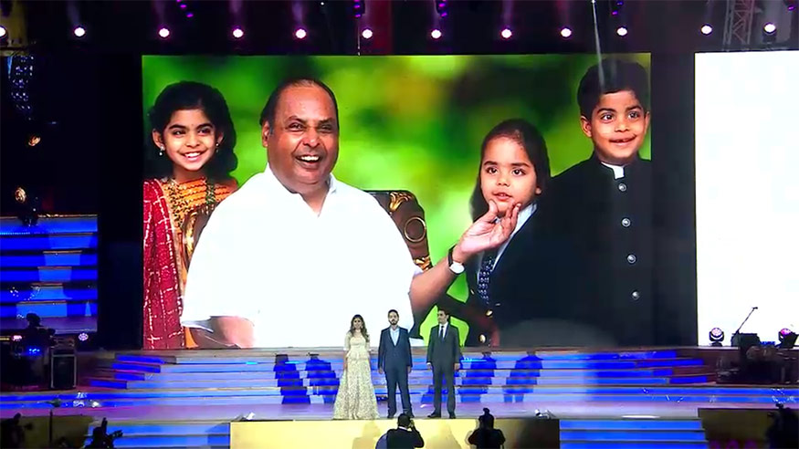 Reliance Family Day: A Dazzling 'Kal, Aaj Aur Kal' Show - News18
