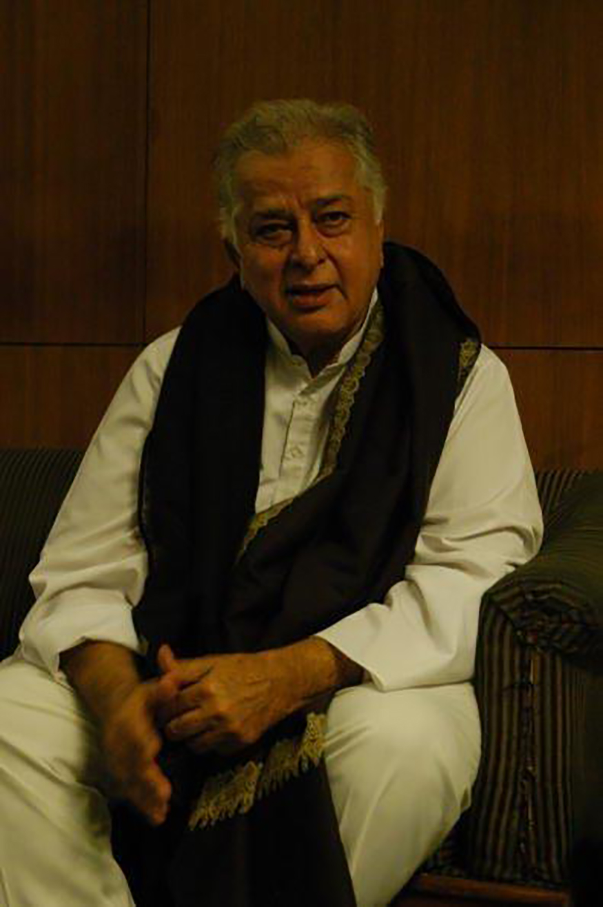 Remembering Shashi Kapoor: 15 Rare Pictures of Legendary Actor - News18