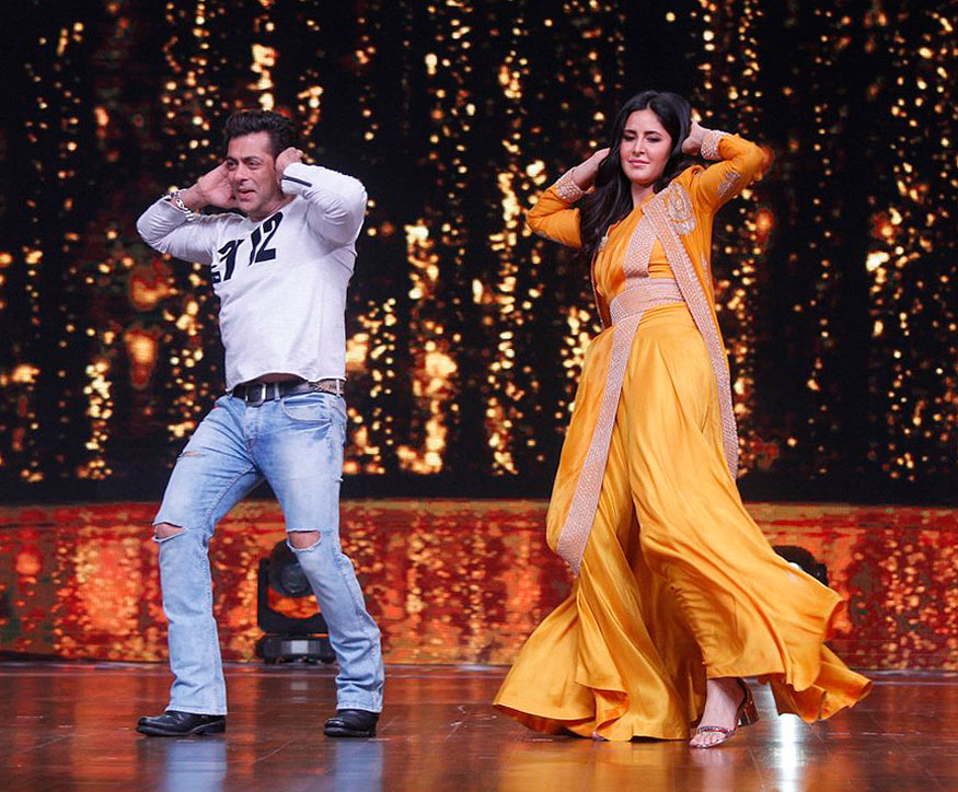 Salman Khan Grooves With Katrina Kaif on Super Dancer 2 - Photogallery