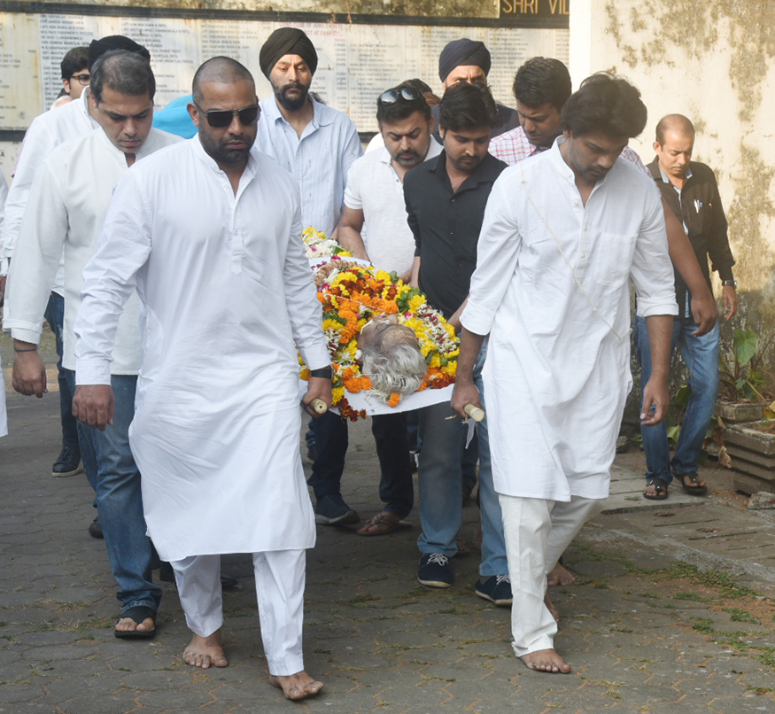 Nikhil Dwivedi's Father's Funeral: SRK, Abhishek Pay Last Respects - News18