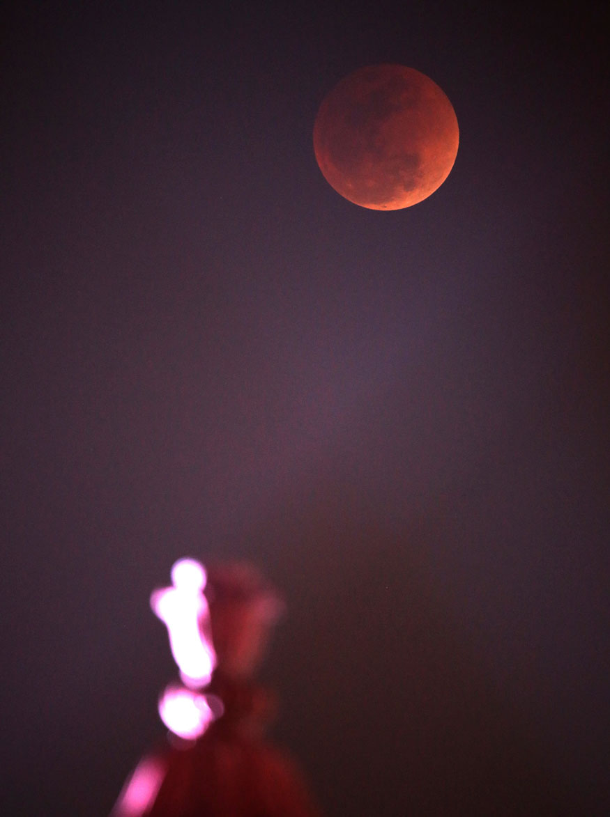 30 Amazing Pictures of Rare ‘Super Blue Blood Moon’ Eclipse