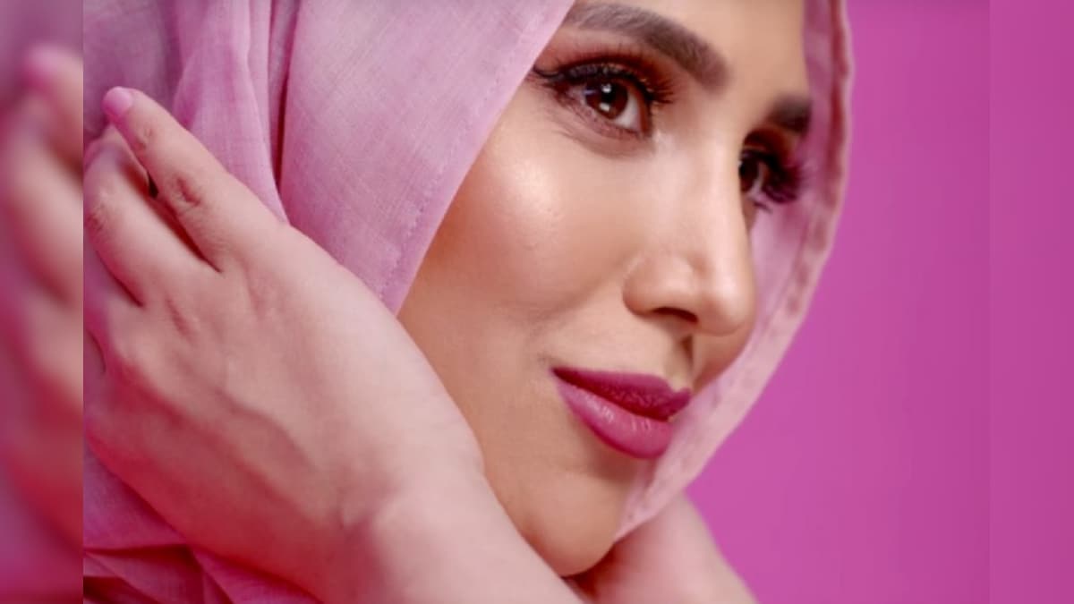 In A First, A Hijab-Wearing Model Has Become The Star Of A Hair ...