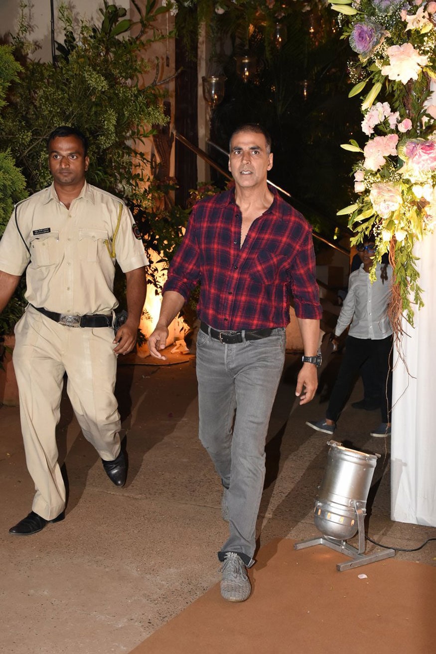 Kareena, Akshay at Homi Adajania's Son's Navjote Ritual - News18