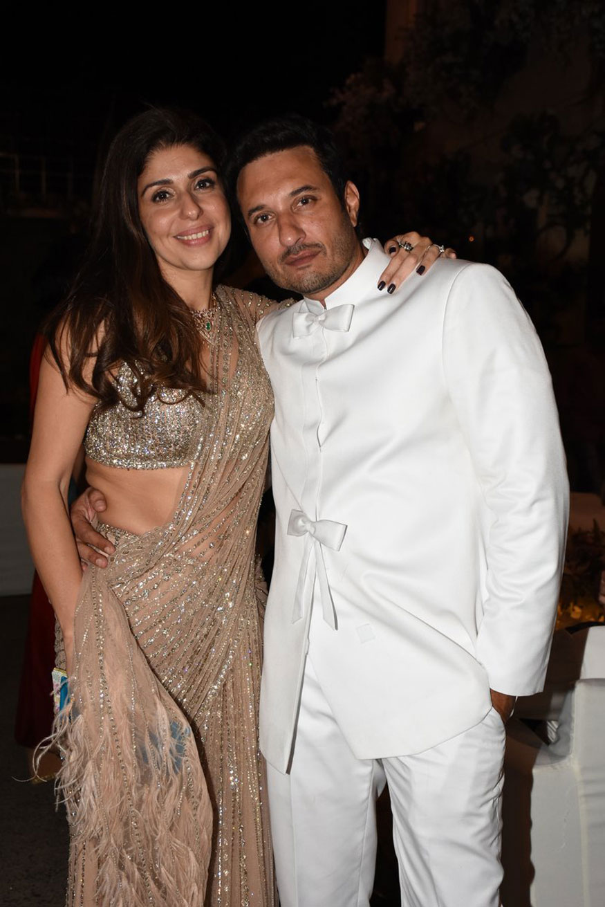 Kareena, Akshay at Homi Adajania's Son's Navjote Ritual - News18