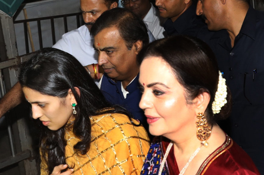 PHOTOS: Ambani Family, Shloka Mehta Visit Siddhivinayak Temple PHOTOS: Ambani Family, Shloka Mehta Visit Siddhivinayak Temple