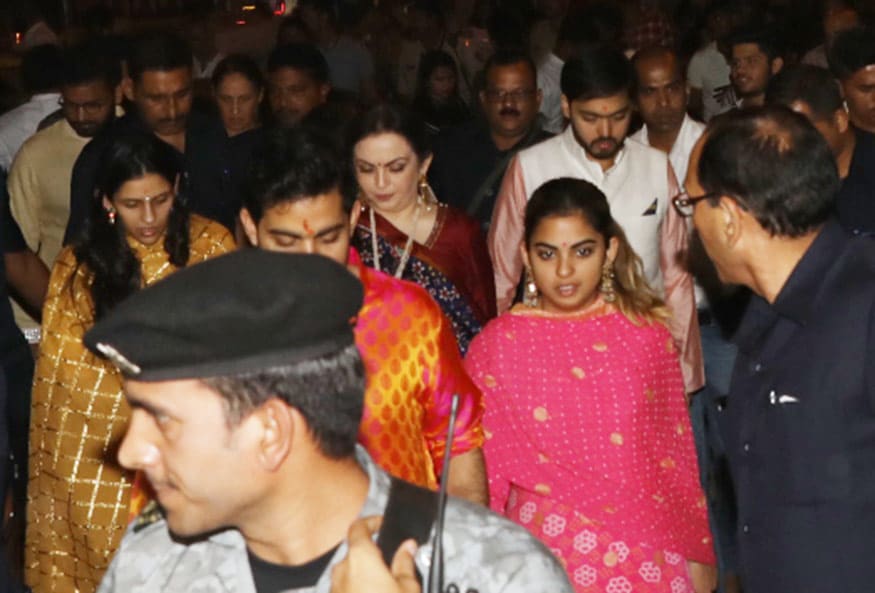 PHOTOS: Ambani Family, Shloka Mehta Visit Siddhivinayak Temple - News18 PHOTOS: Ambani Family, Shloka Mehta Visit Siddhivinayak Temple - News18