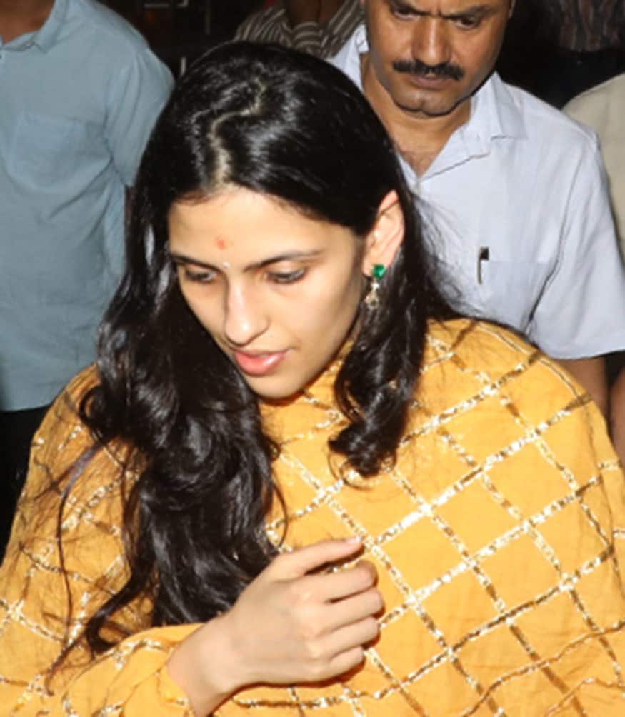 PHOTOS: Ambani Family, Shloka Mehta Visit Siddhivinayak Temple - News18 PHOTOS: Ambani Family, Shloka Mehta Visit Siddhivinayak Temple - News18