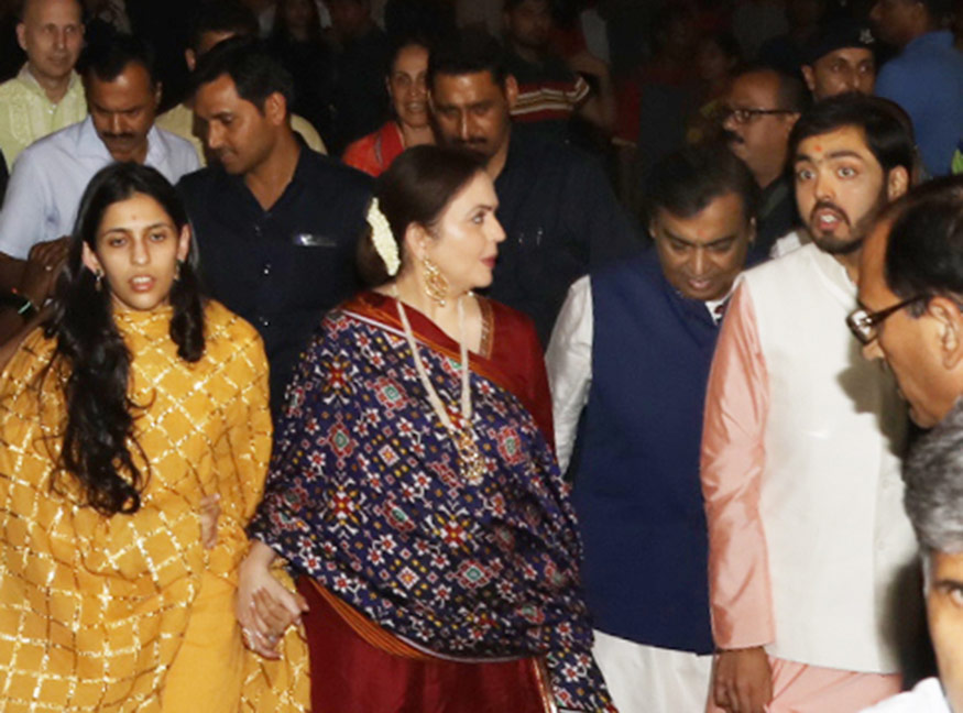 PHOTOS: Ambani Family, Shloka Mehta Visit Siddhivinayak Temple PHOTOS: Ambani Family, Shloka Mehta Visit Siddhivinayak Temple