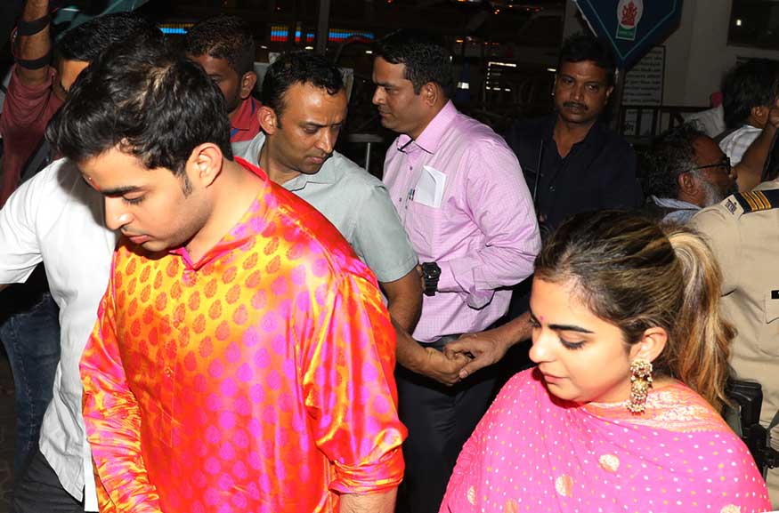 PHOTOS: Ambani Family, Shloka Mehta Visit Siddhivinayak Temple - News18 PHOTOS: Ambani Family, Shloka Mehta Visit Siddhivinayak Temple - News18