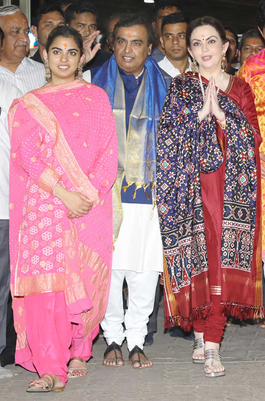 PHOTOS: Ambani Family, Shloka Mehta Visit Siddhivinayak Temple - News18 PHOTOS: Ambani Family, Shloka Mehta Visit Siddhivinayak Temple - News18