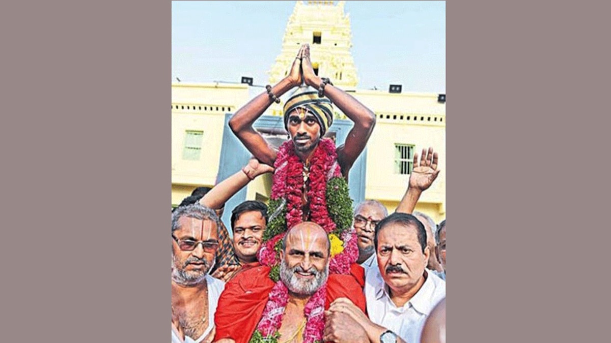 Priest Carries Dalit Man into Temple on Shoulders in Hyderabad, 'Re ...
