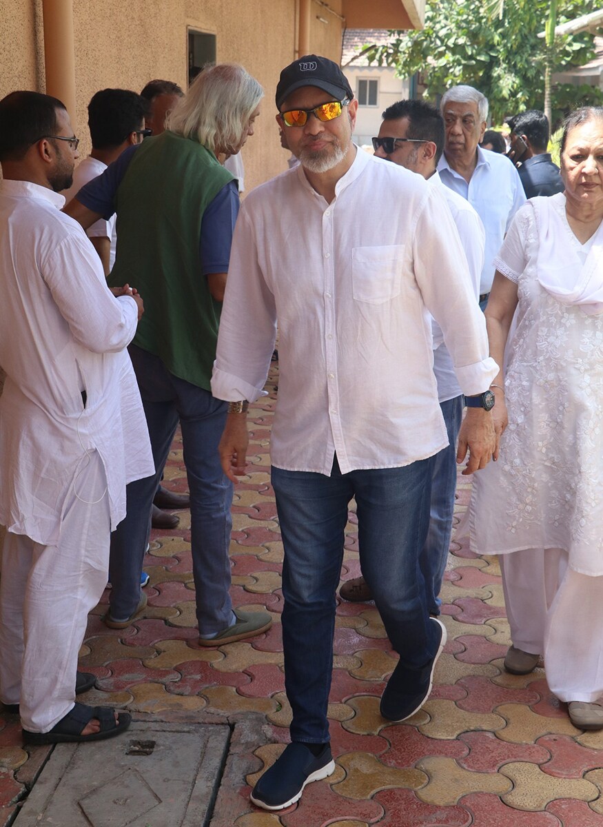 Nikhil Advani’s Mother Rekha’s Funeral; Stars Pay Last Respects - News18