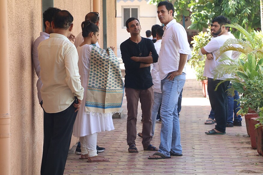 Nikhil Advani’s Mother Rekha’s Funeral; Stars Pay Last Respects - News18