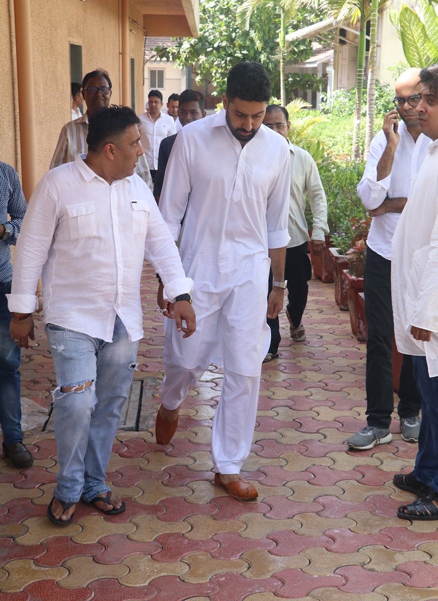 Nikhil Advani’s Mother Rekha’s Funeral; Stars Pay Last Respects - News18