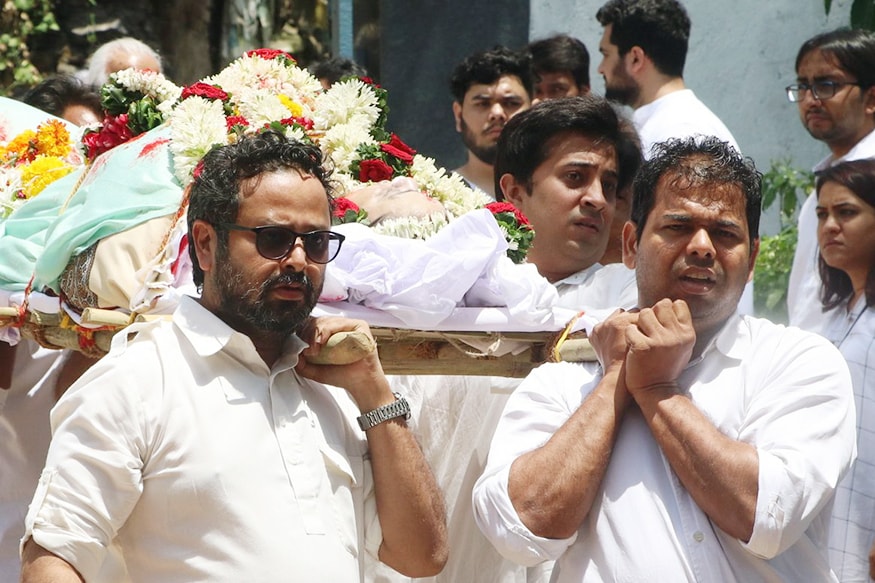 Nikhil Advani’s Mother Rekha’s Funeral; Stars Pay Last Respects - News18