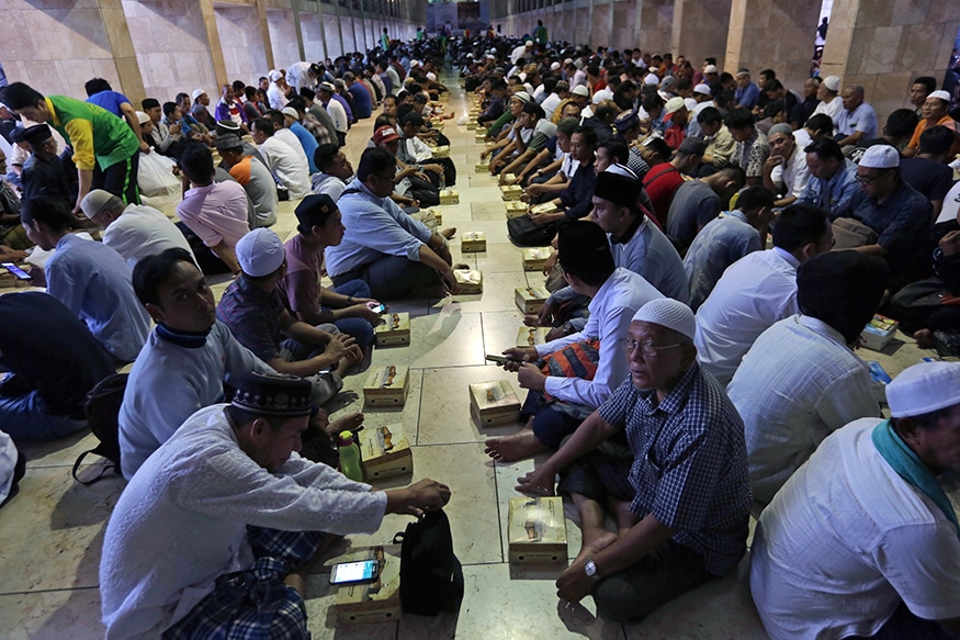 Ramadan 2018: Pictures of People Breaking their Fast - News18