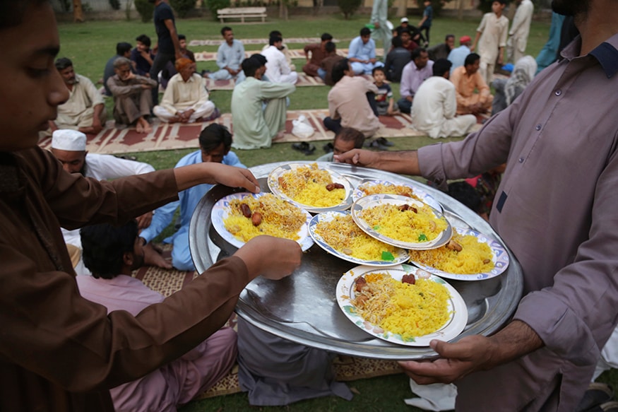 Ramadan 2018: Pictures of People Breaking their Fast - News18