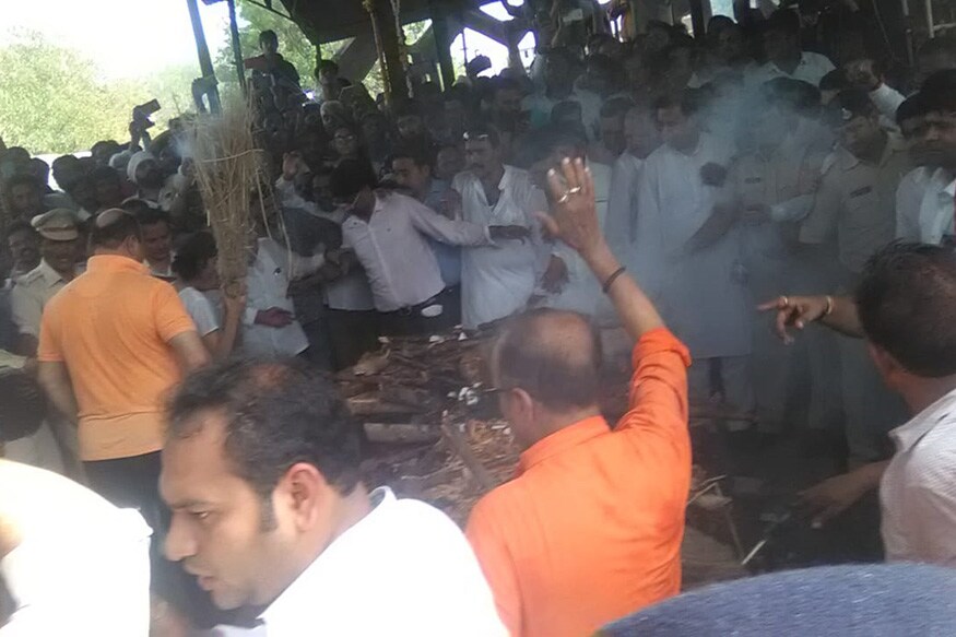 Bhaiyyu Maharaj's Funeral: Daughter Performs Last Rites - News18