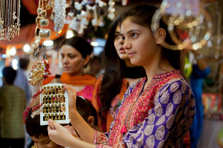 PHOTOS| People Go Shopping Ahead of Eid al-Fitr - News18