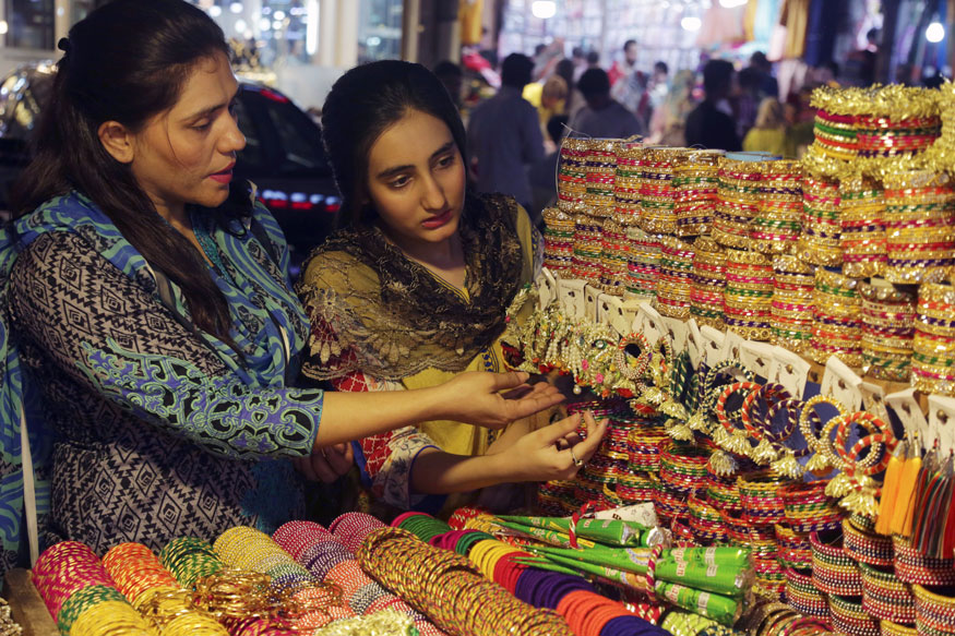 PHOTOS| People Go Shopping Ahead of Eid al-Fitr - News18