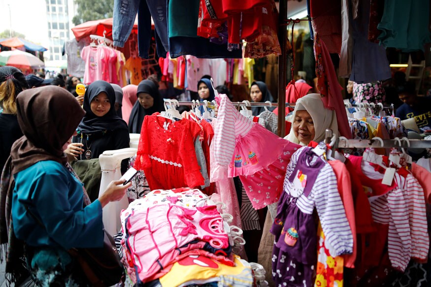 PHOTOS| People Go Shopping Ahead of Eid al-Fitr - News18
