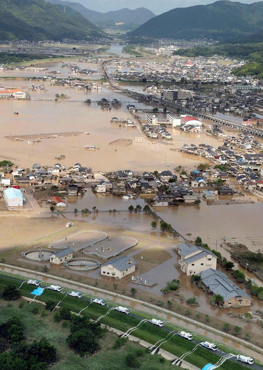 Japan PM Shinzo Abe's Visit To Flood Hit Areas Wins Hearts on Twitter ...