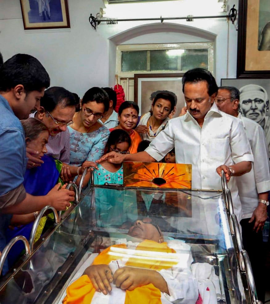 M Karunanidhi's Funeral Photos: Politicians Pay Their Last Respects ...