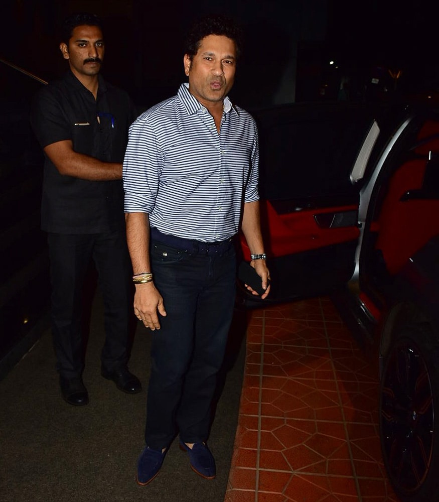 Sachin Tendulkar Watches Akshay Kumar's Gold With Family - News18
