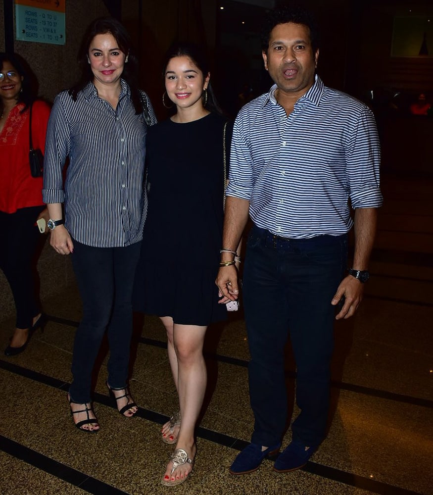Sachin Tendulkar Watches Akshay Kumar's Gold With Family - News18