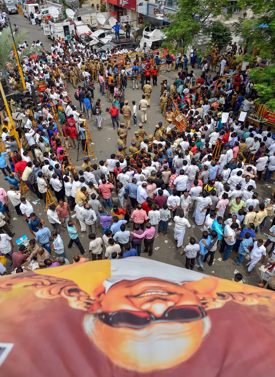 Emotional Scenes Outside Hospital as Karunanidhi Passes Away at 94 - News18