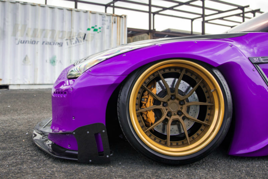 This Modified Nissan GT-R from ADV.1 Wheels Looks Like a Low Rider ...