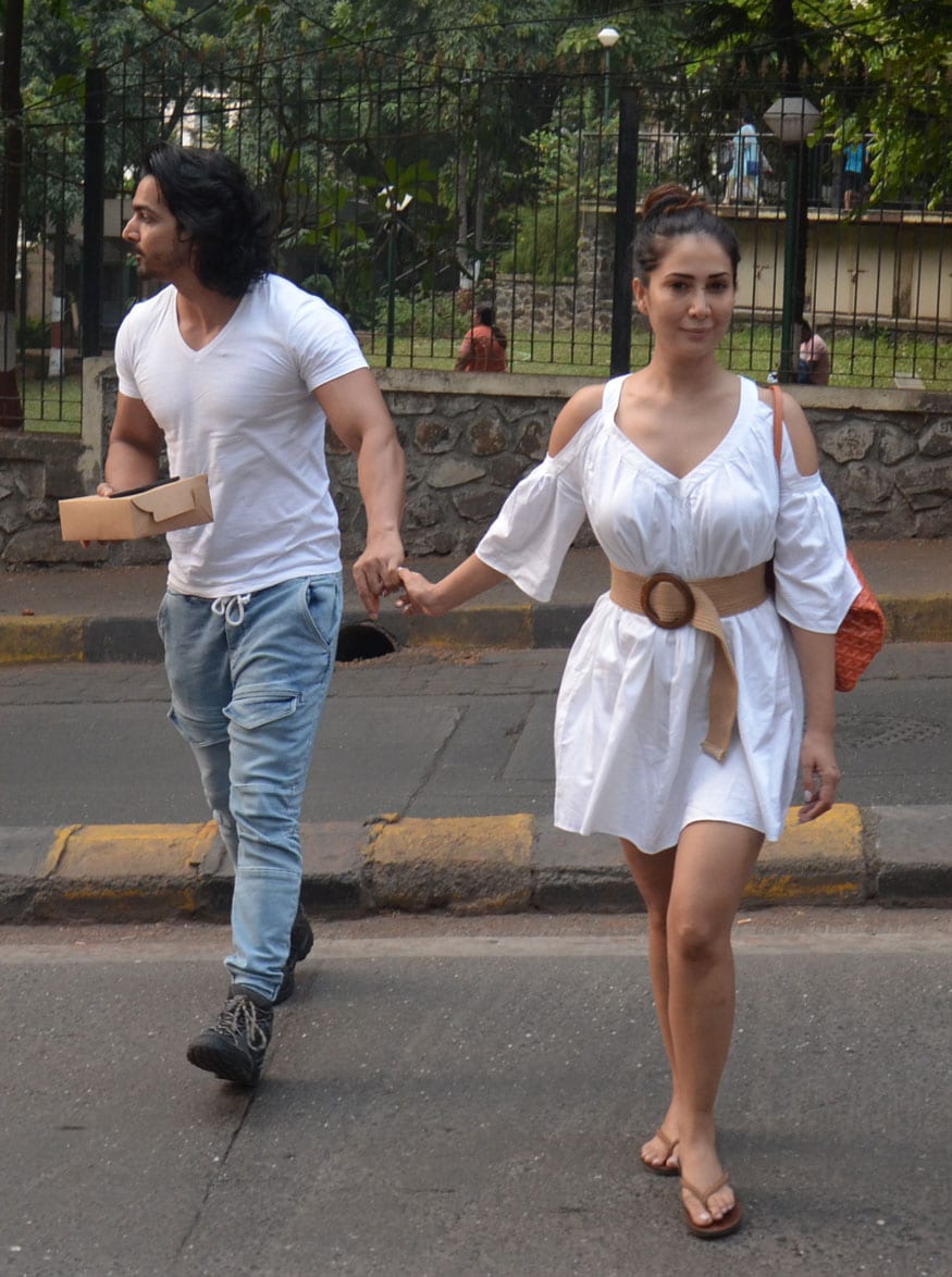 Kim Sharma and Harshvardhan Grace Toile Launch; See Pics - News18