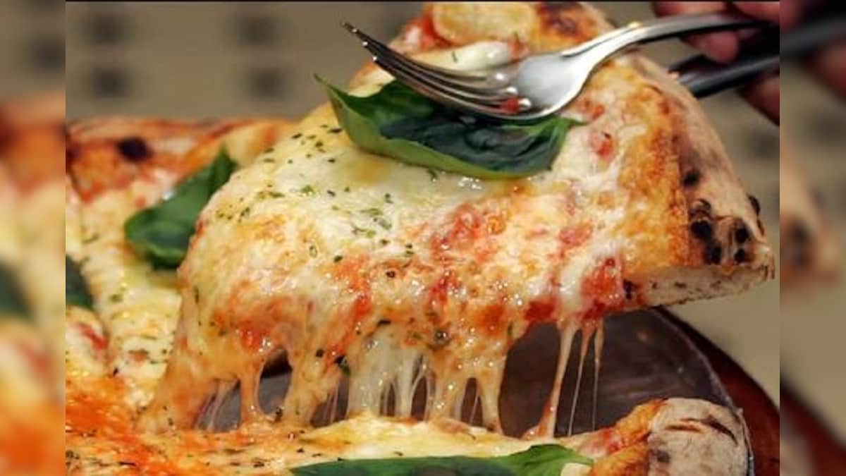 Pilot and Crew Order Pizza to Plane's Door for Passengers Grounded by ...